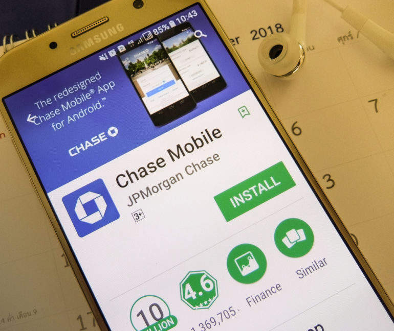JPMorgan Chase rolls out smartphone card reader for merchants JPMorgan Chase rolls out smartphone card reader for merchants